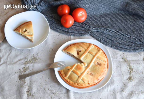 Freshly baked round tuna pie with red tomatoes 이미지 (2148683485) - 게티이미지뱅크