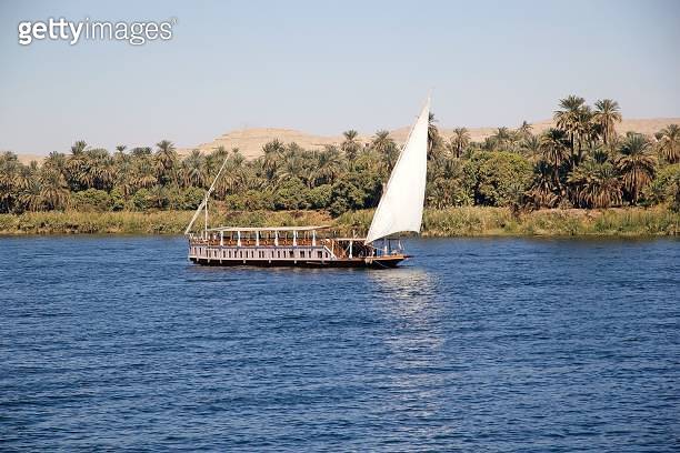 Nile cruises by dahabeah along the Nile river between Luxor and Aswan ...