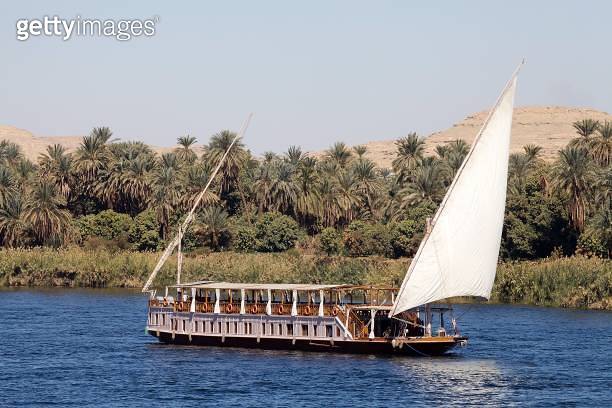 Nile cruises by dahabeah along the Nile river between Luxor and Aswan ...