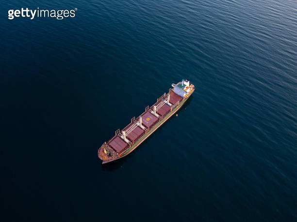 Large bulk carrier cargo ship Floating on Vast Water 이미지 (2148790474 ...