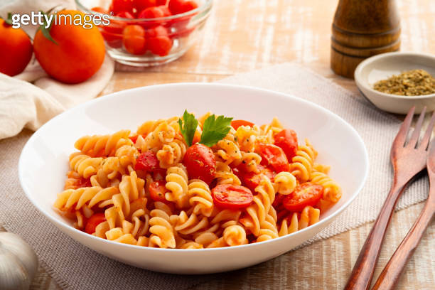 Stir fried trivelle pasta with tomatoes sauce. 이미지 (2112780992) - 게티이미지뱅크