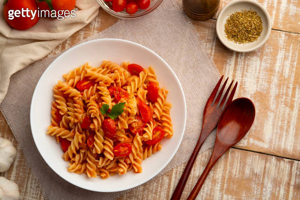 Stir fried trivelle pasta with tomatoes sauce on a plate. 이미지 ...