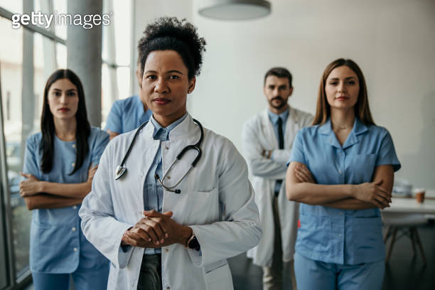 Reliable general practitioner in career with her healthcare staff 이미지 ...