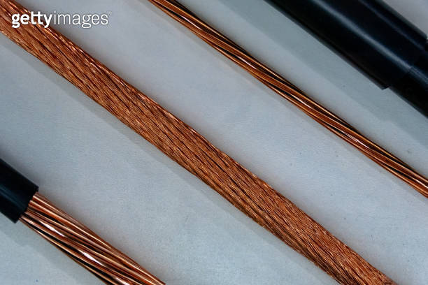 Copper electrical wires of different diameters. (2062661702) - 게티이미지뱅크