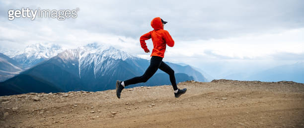 Woman trail runner cross country running at high altitude mountains 이미지 ...
