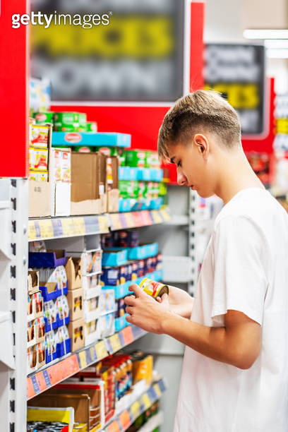 Guy reading the label on a Product in a supermarket (2154730197) - 게티이미지뱅크
