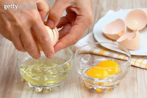 Woman hands breaking an egg to separate egg white and yolk. 이미지 (2157059652) - 게티이미지뱅크