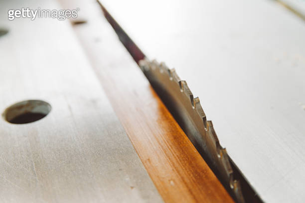Circular saw cutting through wood in a workshop 이미지 (2164299958) - 게티이미지뱅크