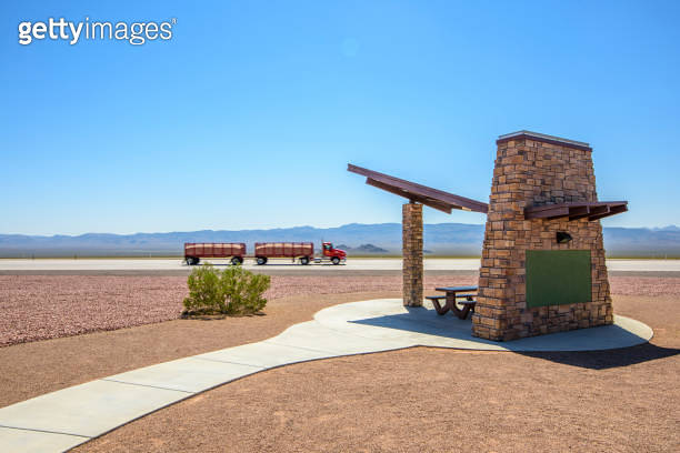 Rest area in desert landscape 이미지 (2162562967) - 게티이미지뱅크