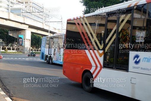 minitrans buses in the Blok M area of Jakarta 이미지 (2082305679) - 게티이미지뱅크