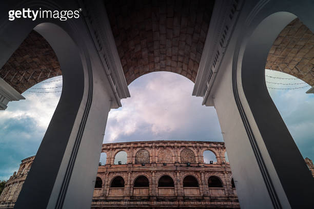 View of Building Through Two Arches 이미지 (1985734533) - 게티이미지뱅크