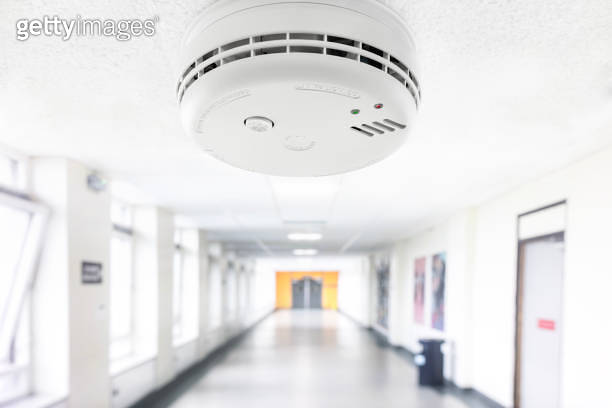 Smoke and fire alarm detector in hospital or school corridor 이미지 ...
