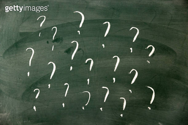 question marks on chalkboard background 이미지 (2150057894) - 게티이미지뱅크