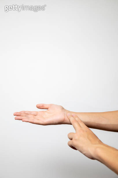 hands measuring the pulse on a white background 이미지 (1846462457) - 게티이미지뱅크