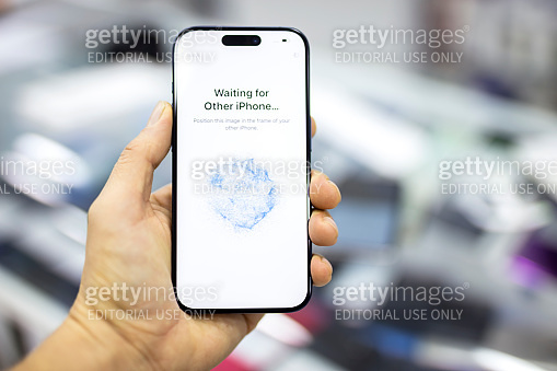 Apple iPhone 15 Pro smart phone (1992881478) - 게티이미지뱅크