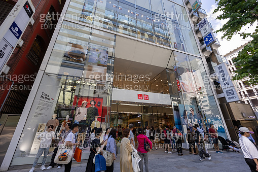 Uniqlo Flagship Store in Ginza, Tokyo, Japan (2166180241) - 게티이미지뱅크