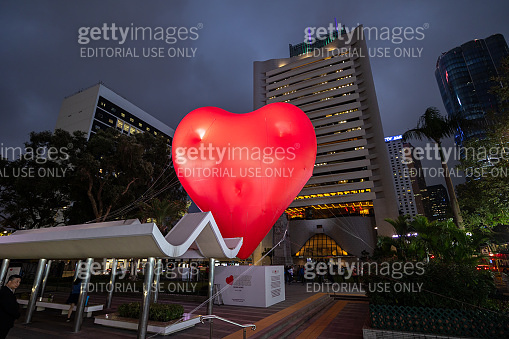 An inflatable red heart in Hong Kong 이미지 (2017857234) - 게티이미지뱅크