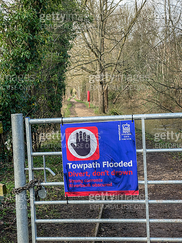 oxford, uk, 11 Feb 2024, towpath flooded stop sign in oxford near ...