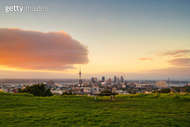 Sunset over Sky tower with skyscraper from Mount Eden at Auckland 이미지 ...