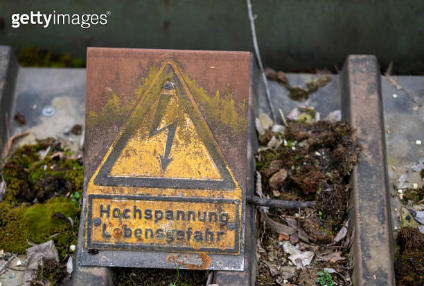 Rusty warning sign high voltage danger to life 이미지 (2143639084) - 게티이미지뱅크