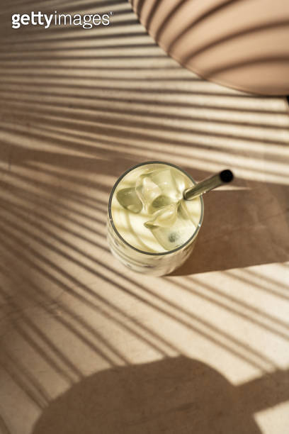 Top view of Iced Matcha Latte in Glass 이미지 (2156287472) - 게티이미지뱅크