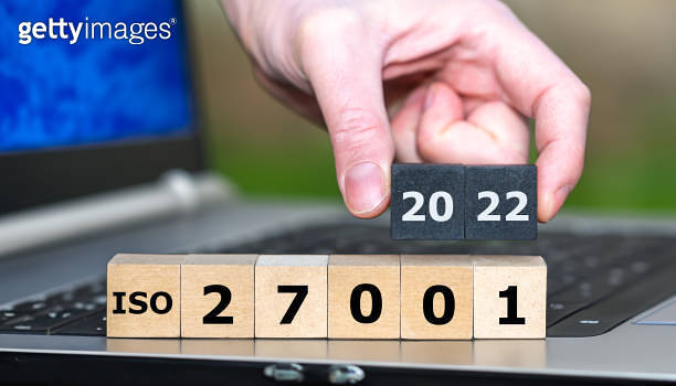 Wooden cubes form the expression 'ISO 27001 2022'. 이미지 (2153031714) - 게티이미지뱅크