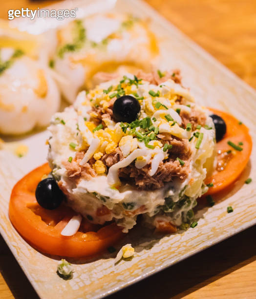 Portion of Russian salad with tuna 이미지 (2041394585) - 게티이미지뱅크