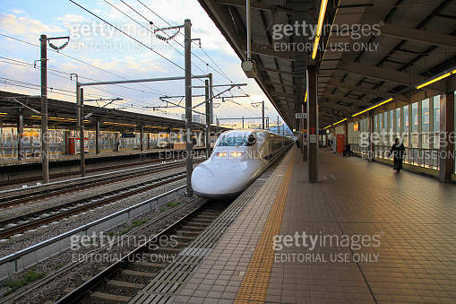 A Shinkansen N700 bullet train arriving at Shin-Fuji train station. 이미지 ...