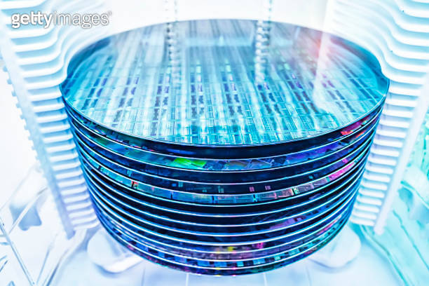 Silicon Wafers in plastic holder box 이미지 (1857304669) - 게티이미지뱅크