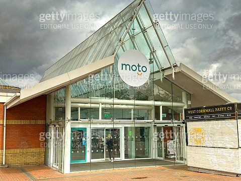 Moto service station on the M4 motorway at Reading near London 이미지 ...