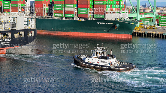 Tug assisting the container ship MSC Athos into port (2162443163) - 게티이미지뱅크