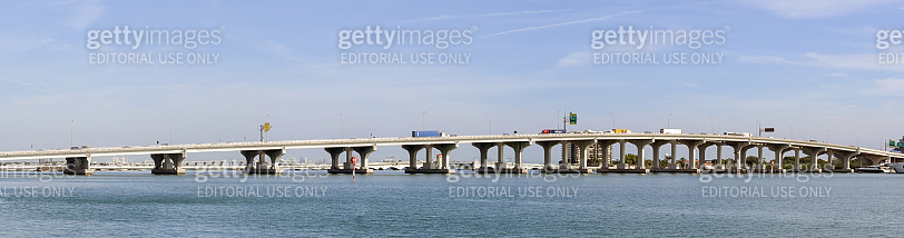 Road bridge carrying traffic over the harbour to Miami Beach 이미지 ...