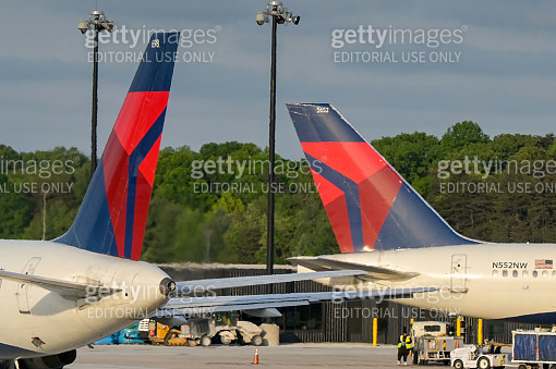 Tail fins of Boeing jets operated by Delta Air Lines (2162791889) - 게티이미지뱅크