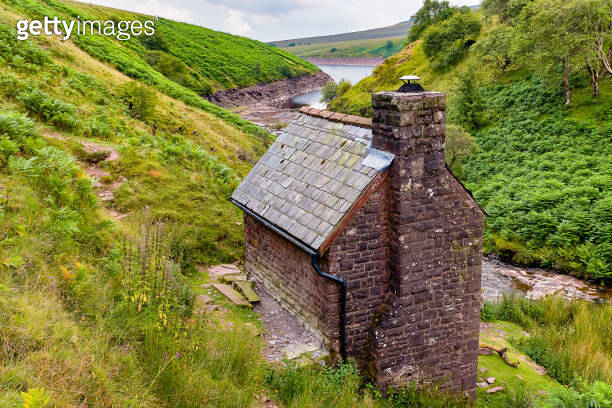 Britain's smallest mountain shelter (Bothy) at Grwyne Fawr reservoir ...