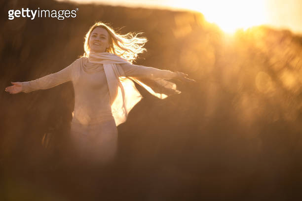 Woman raising her hands in nature 이미지 (2075390750) - 게티이미지뱅크