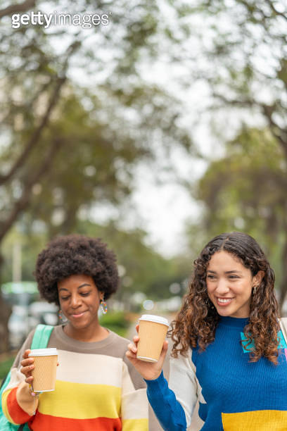 Students talking and drinking coffee on their way to class 이미지 ...