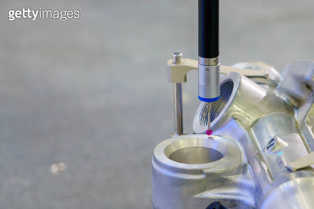 The CMM probe measuring the aluminum automotive parts. 이미지 (2150149791 ...