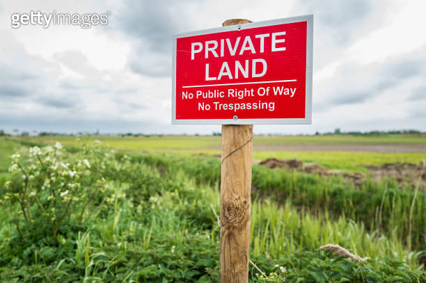 Shallow focus of a newly erected Private Land sign. 이미지 (2150842035 ...