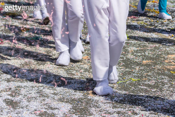 People legs and feet at Carnival parade 이미지 (2086626194) - 게티이미지뱅크