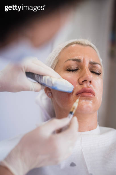 Woman having cold compress applied during beauty treatment 이미지 ...