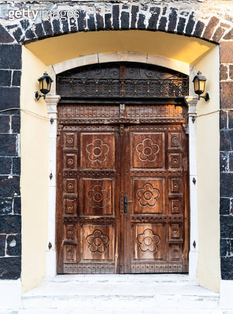 Worn out exterior doors of historical houses opening to the street 이미지 ...