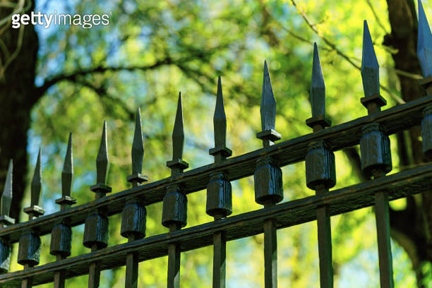 Top part of a metal fence with very sharp tips 이미지 (2152524854) - 게티이미지뱅크