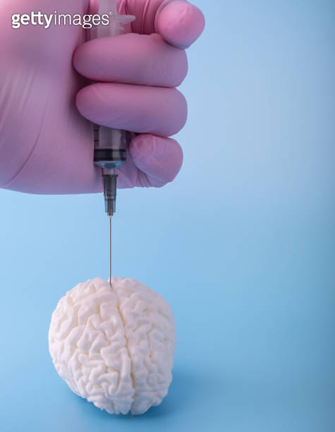 Concept model of human brain giving injection with syringe 이미지 ...