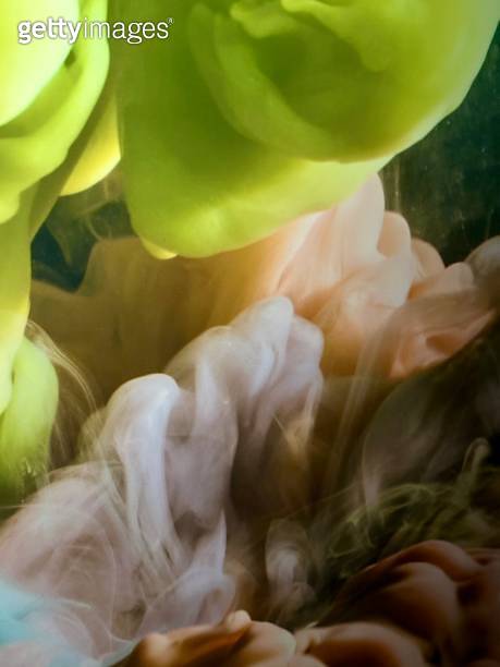 Colored fluids mixing in slow motion forming clouds and colorscapes 이미지 ...