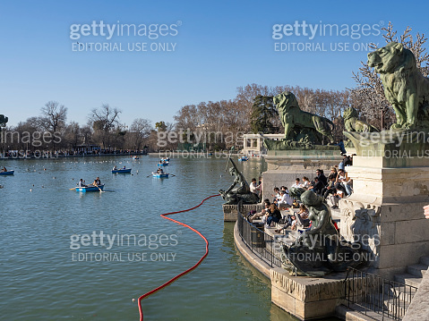 Rowing boats on the lake of Retiro Park in Madrid 이미지 (2038312047) - 게티 ...