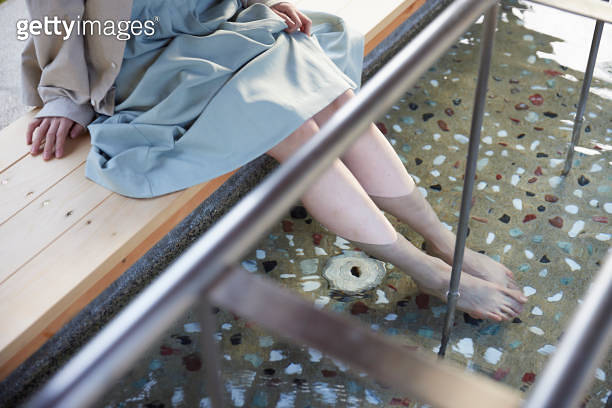 Japanese woman soaking in a footbath 이미지 (2129978061) - 게티이미지뱅크