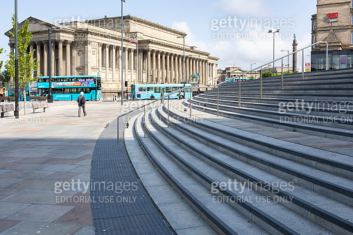 Street scene in Liverpool with a view of St George's Hall from Lime ...