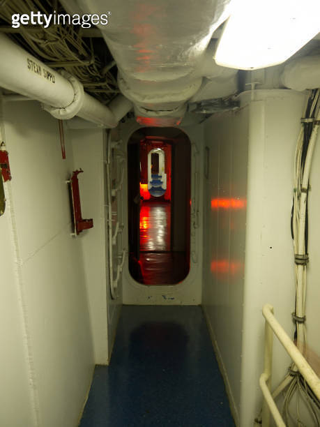 Long perspective passageway inside the ship 이미지 (1903513877) - 게티이미지뱅크