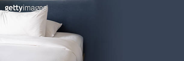 Clean, made hotel bed with white linens 이미지 (2112031432) - 게티이미지뱅크