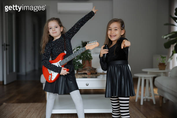 Cute girls playing guitar and singing 이미지 (1907785538) - 게티이미지뱅크
